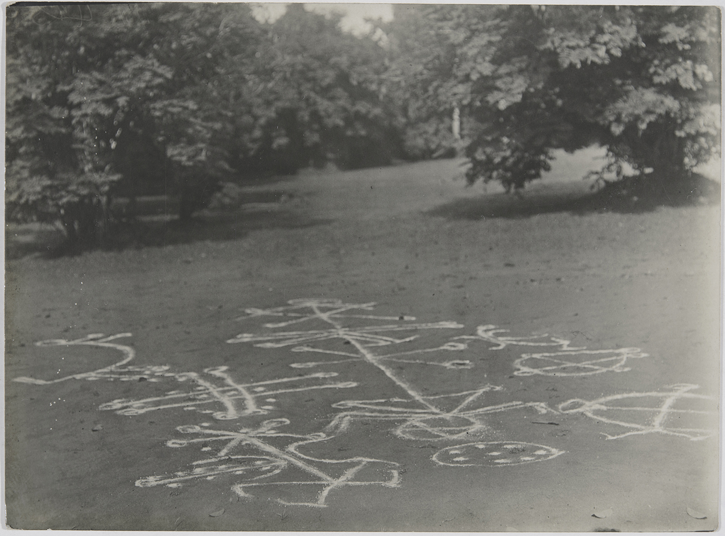 Nzu, orhue, sacred chalk - [Re:]Entanglements